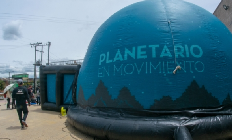 Astronomía y proyecciones en el planetario móvil